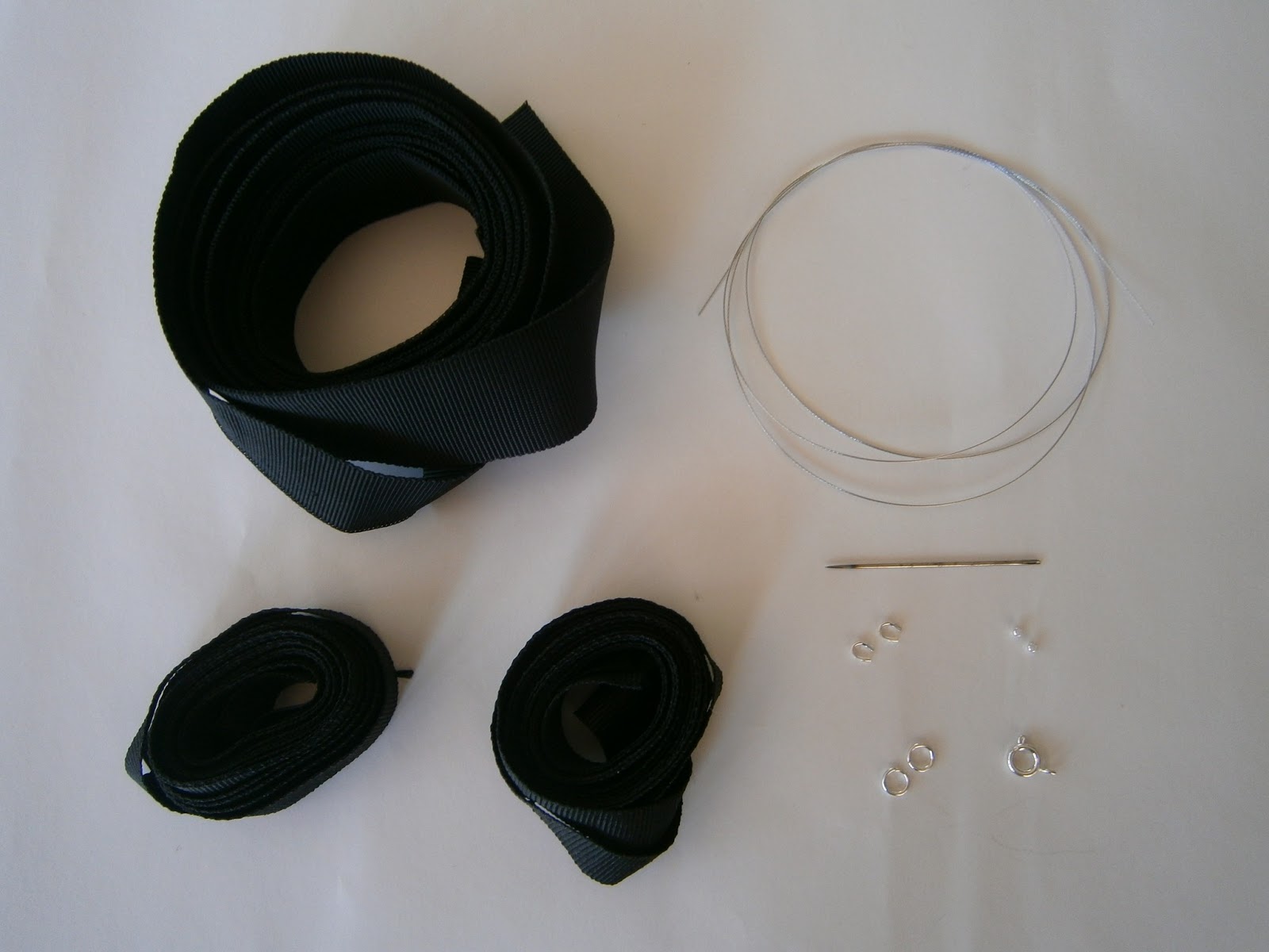 Mlle.Brico: DIY | Accordion Ribbon Necklace