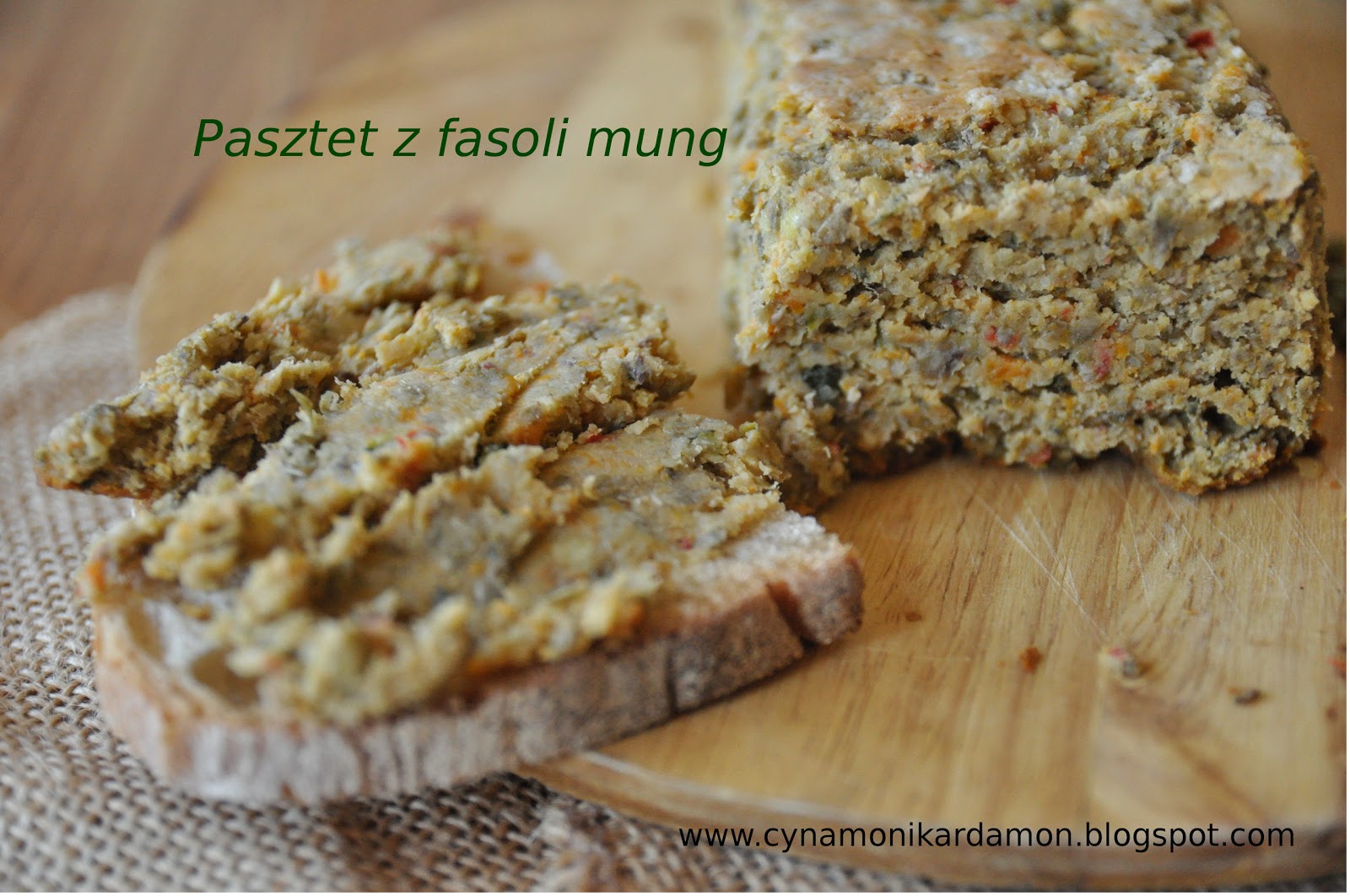 Cynamon i kardamon: Grochówka na chlebie czyli pasztet z fasoli mung