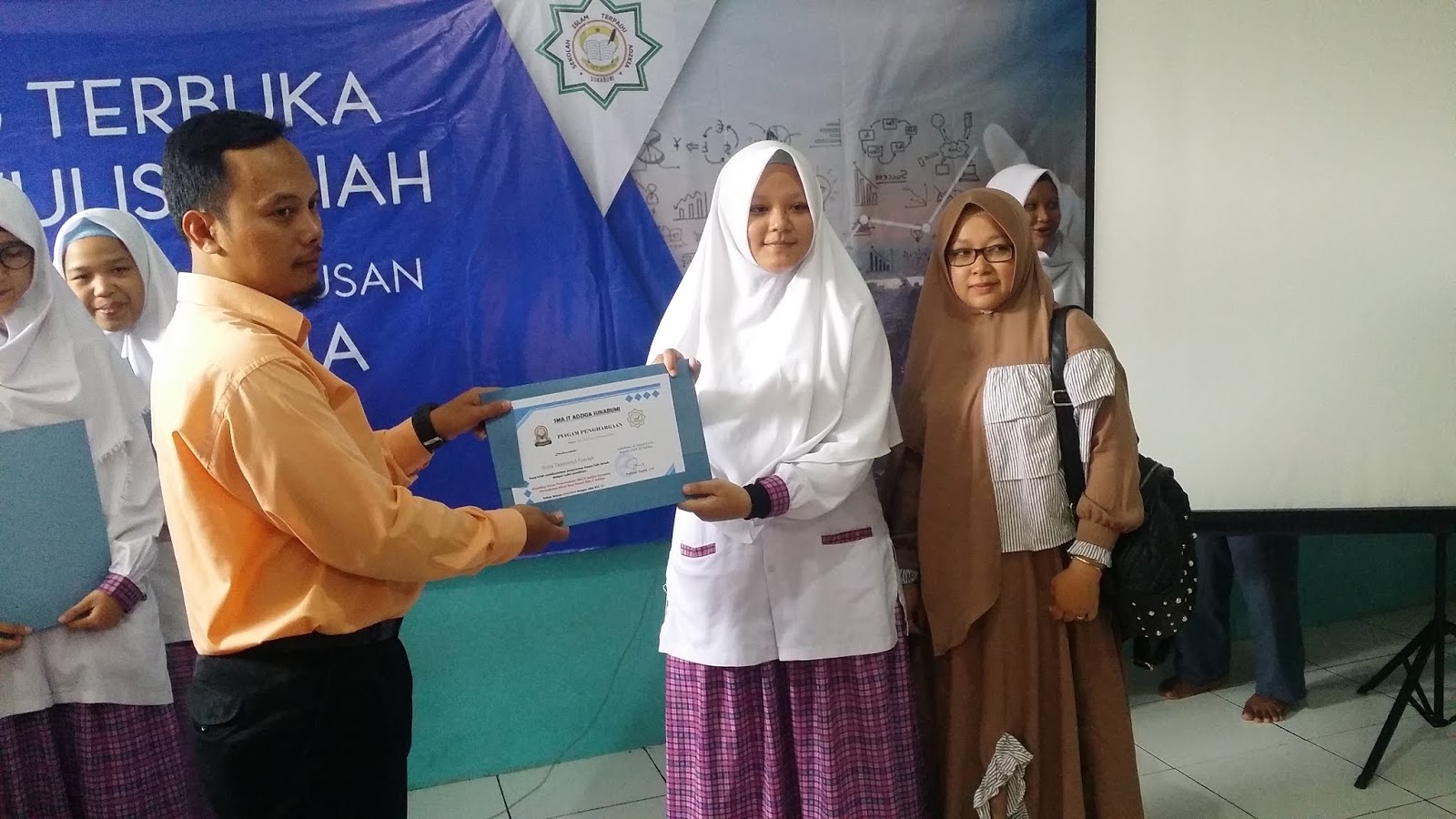 Sidang Terbuka Karya Tulis Ilmiah Tahun 2018/2019 - Official Website SMA IT Adzkia