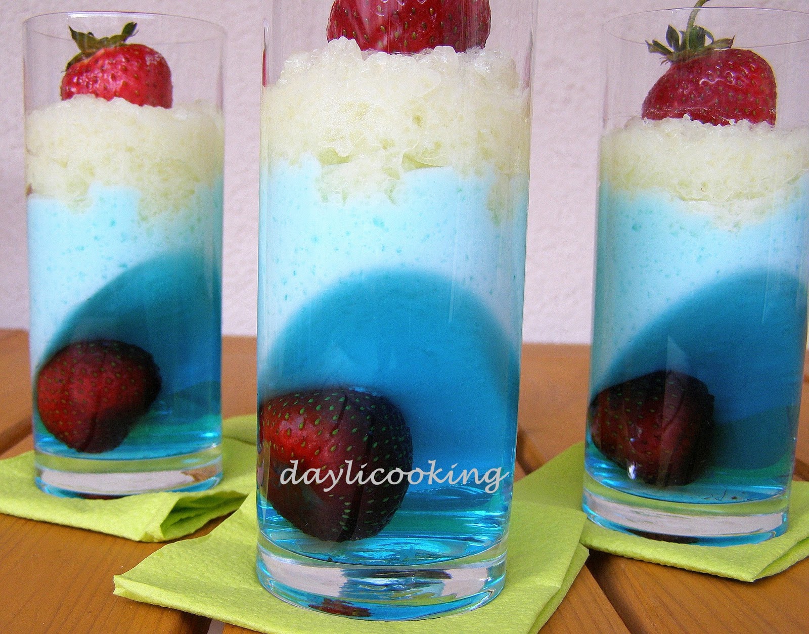 Galaretka z maślanką i truskawkami • Blog kulinarny DayliCooking