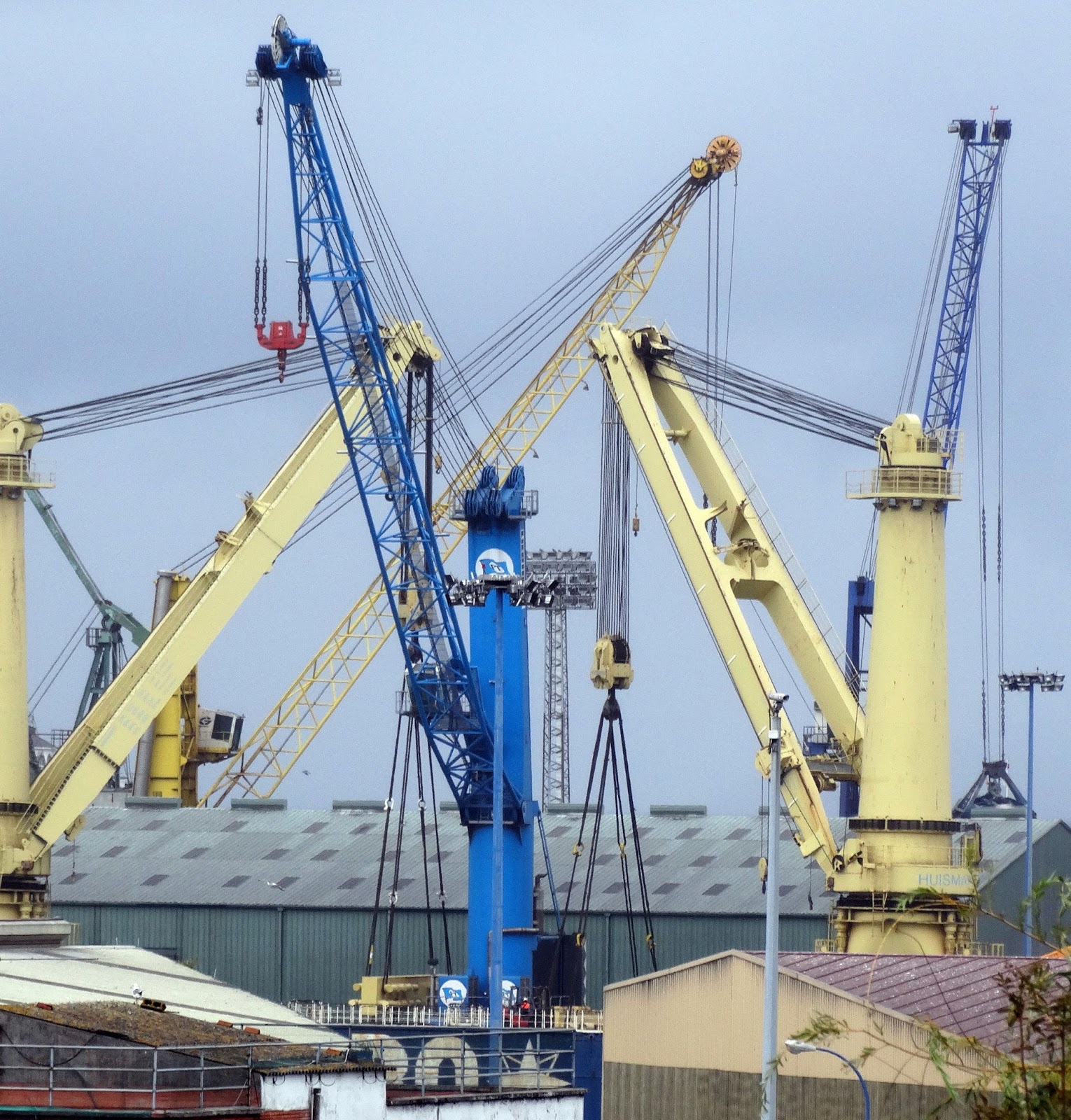 La actualidad de Coruña en imágenes : Traslado de una grúa portuaria al ...