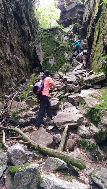 AR Explorer: Hiking to the Shingle Gully Ice Caves - Minnewaska State ...