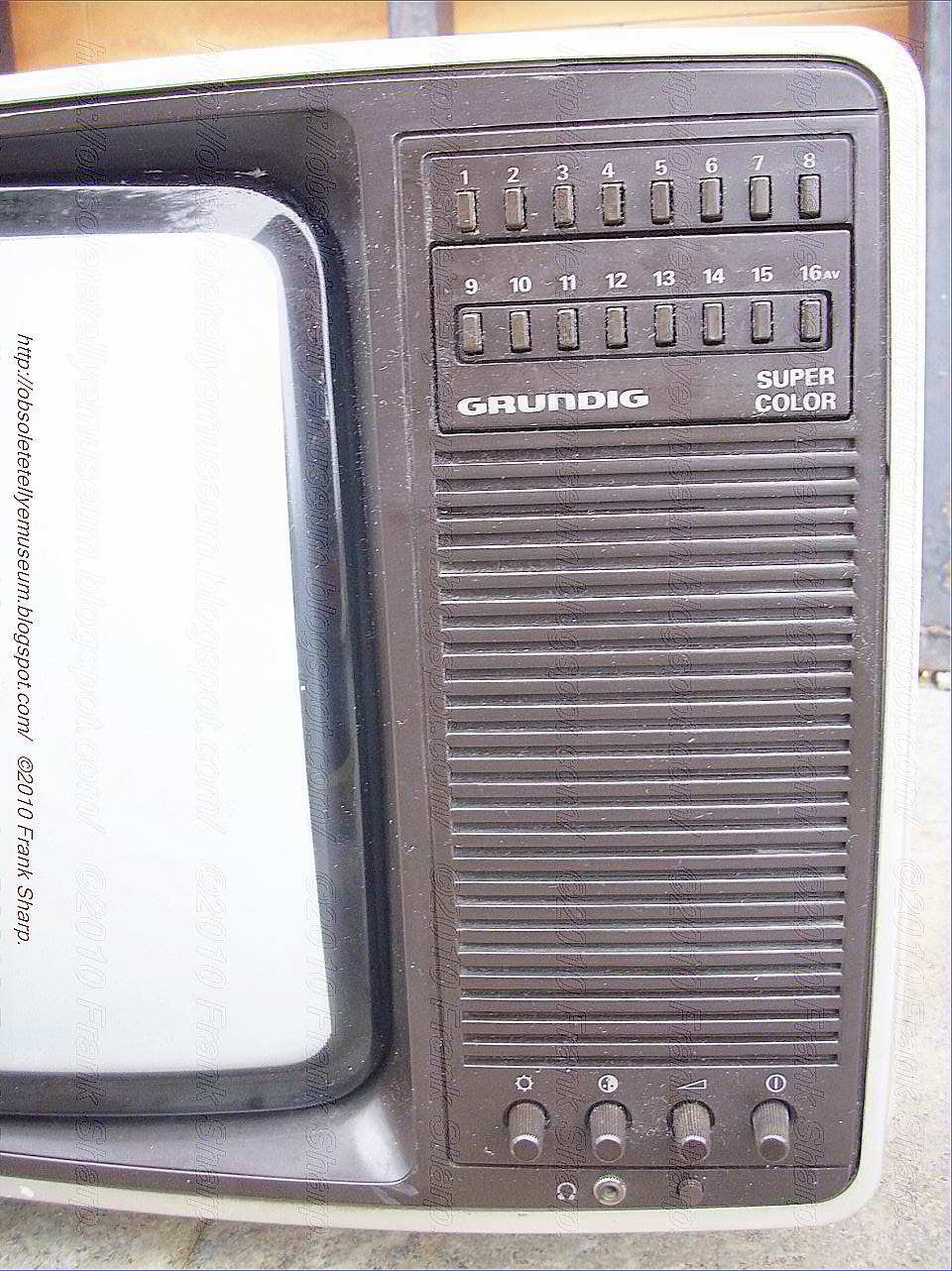 Obsolete Technology Tellye !: GRUNDIG SUPER COLOR A2205 SERIE S1615 ...