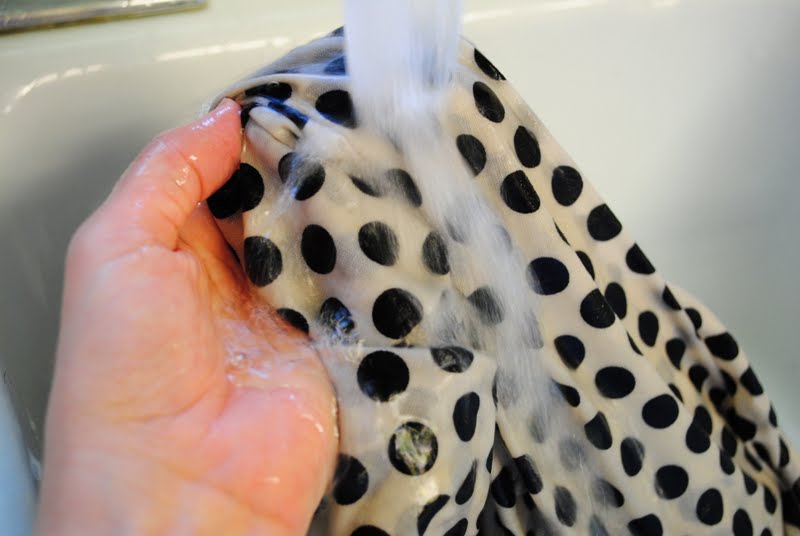 Dahlhart Lane: Tea Staining Fabric {tutorial}