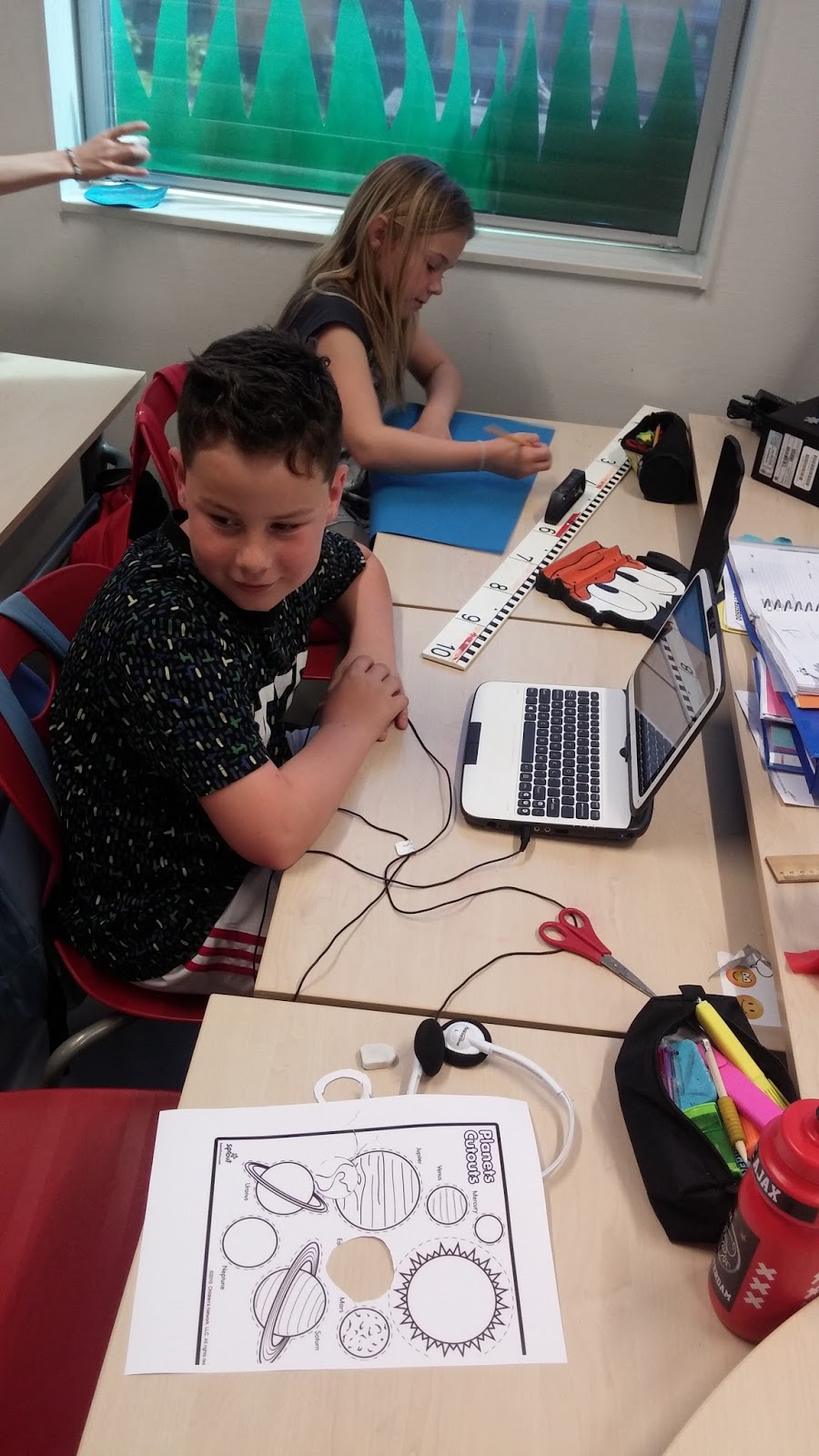 Groep 6a: Posters maken over een planeet voor het project!