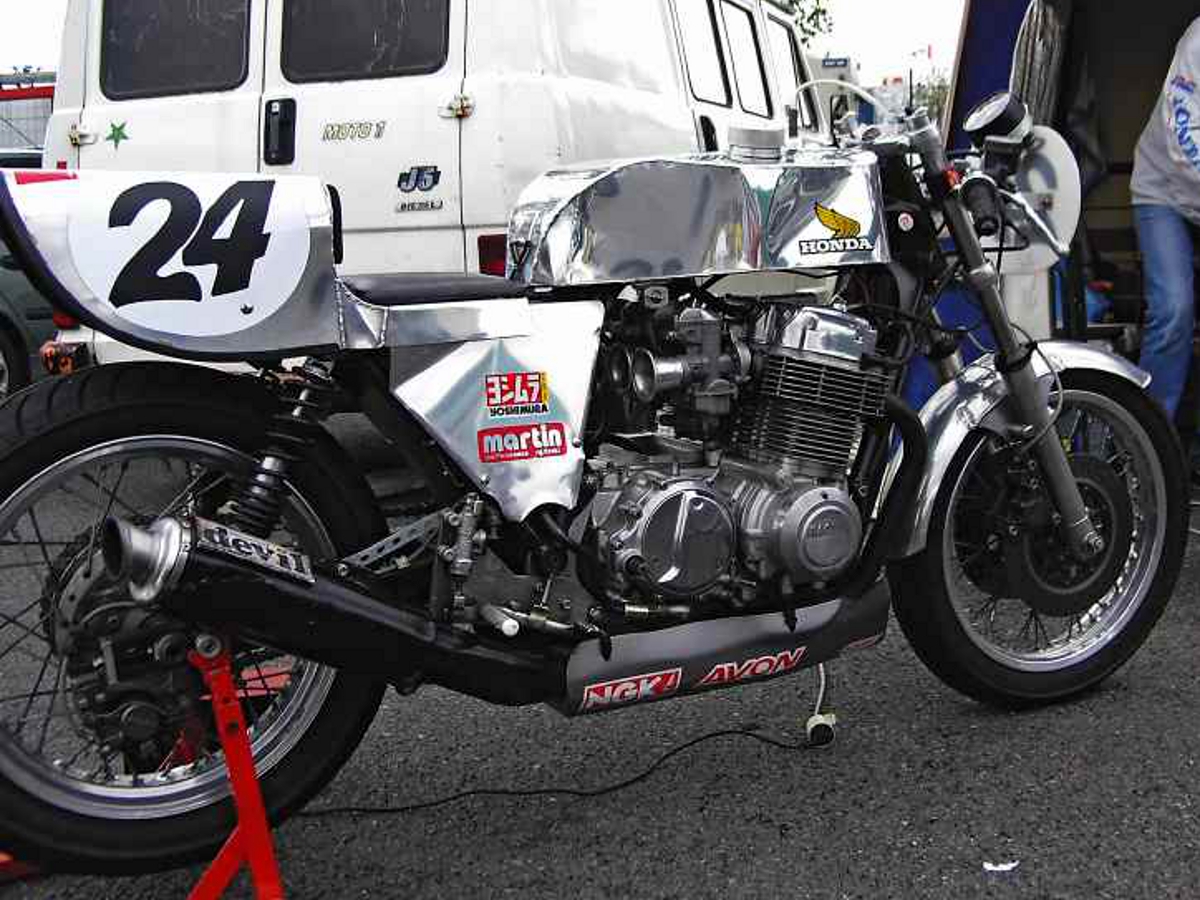 Cling on for dear life !!!: Moto Martin CB750 Café Racers