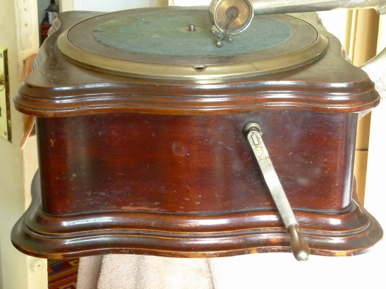 Phonautographist : Columbia BY Mahogany Serpentine Cased Disc Graphophone