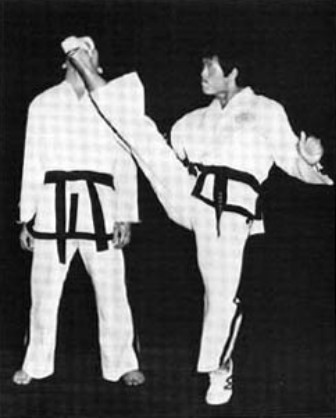 Soo Shim Kwan 水心館수심관: The Twisting Kick