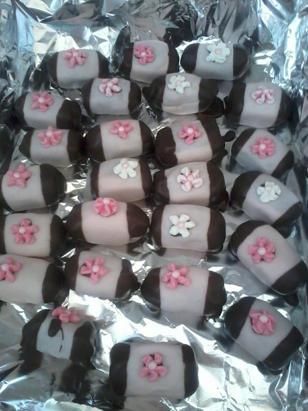 chokokager: Popcakes og træstammer af kage rester, overtrukket med ...