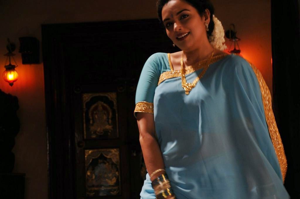 Shweta Menon in blue saree from Thunai Mudhalvar movie | Stylish ...