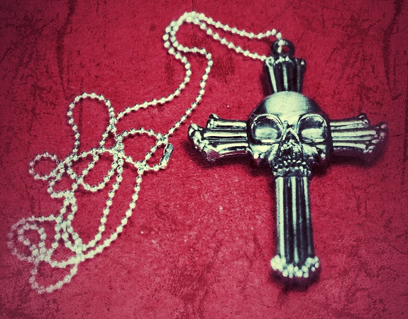 Spring Assisted Knives: Hidden knife Necklace for the Ultimate Survival