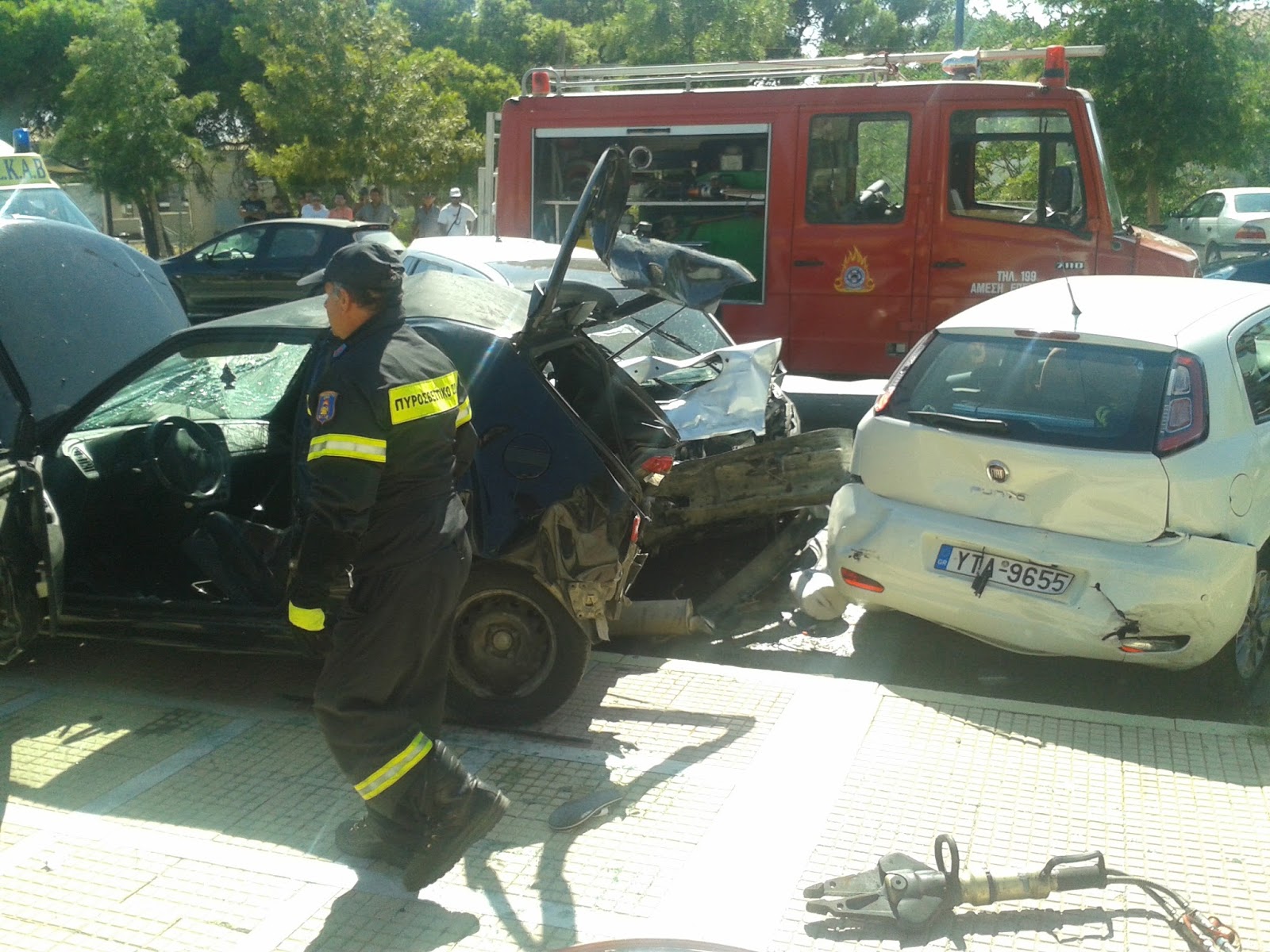 Δείτε φωτογραφίες από το τρακάρισμα στα φανάρια του Λουτρακίου ...