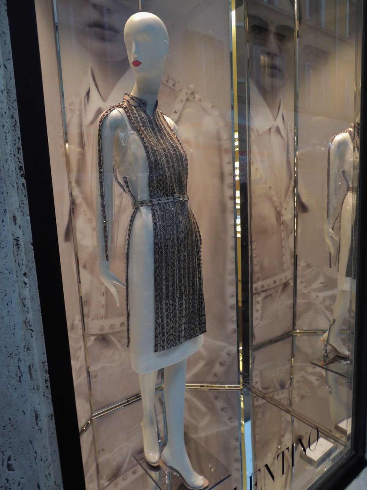 My Soul Is Raining Clothes: Visual Merchandising in Rome: Shop Window Lust