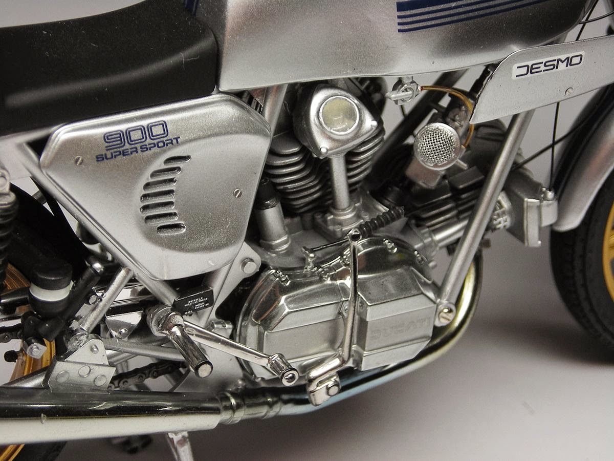 Racing Scale Models: Ducati 900 SS by Max Moto Modeling (Tamiya)