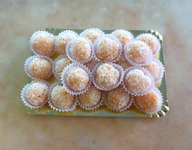 Confitería CALVO: Yemas con coco.