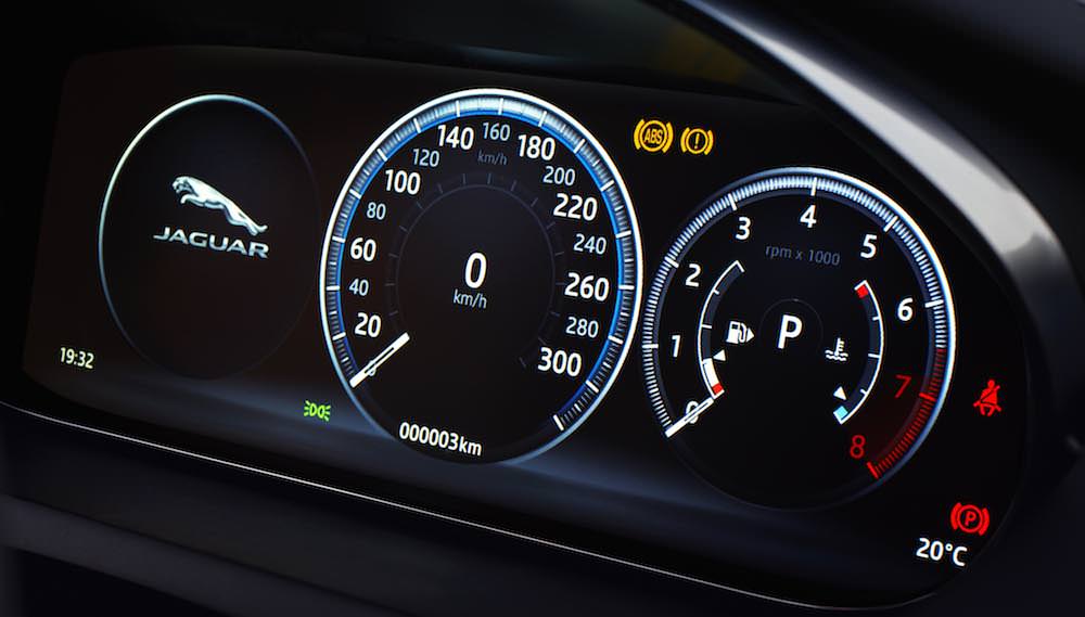 ジャガー、新型SUV「E-PACE」を発表！ワールドプレミアでバレルロールを成功させギネス記録を樹立。 - Idea Web Tools | 自動車とテクノロジーのニュースブログ