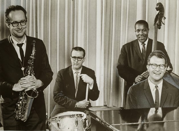 2 or 3 lines (and so much more): Dave Brubeck Quartet -- "Blue Rondo à ...