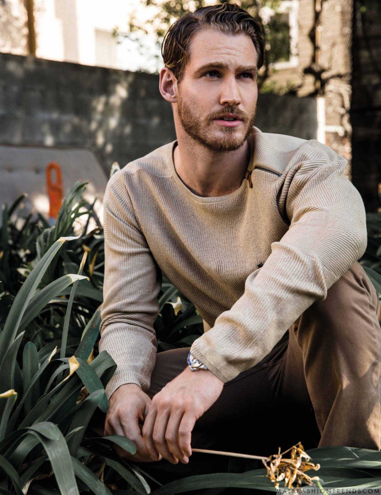 Bart van Maanen viste confortables looks de invierno para DAMAN Magazine