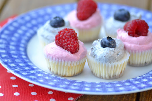 White Chocolate Cheesecake Mini Cupcakes with Raspberry & Blueberry ...