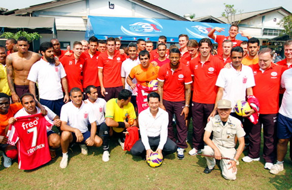 PSV visit Klong Prem prison, play football against prisoners | inside ...