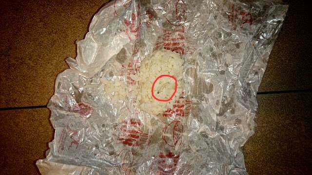 Makan di Mc.D, Stefy Temukan Ulat di Nasi Pesanannya