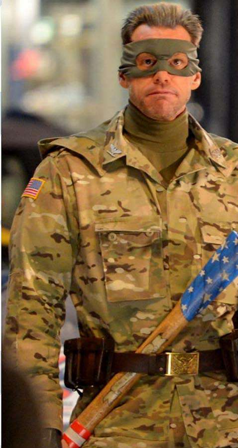 SNEAK PEEK : "Kick-Ass 2": 'Colonel Stars' and 'Night Bitch'