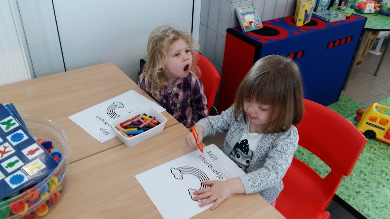 In de boomhut bij Juf Els en haar ploppertjes: We kleuren het voorblad ...
