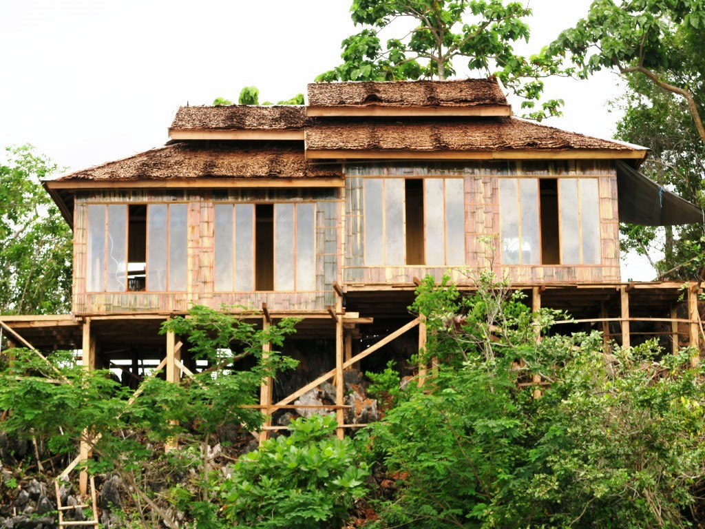 Rumah Adat Tolaki Laikas dalam Kawasan Wisata Pulau Labengki - FOTO ...