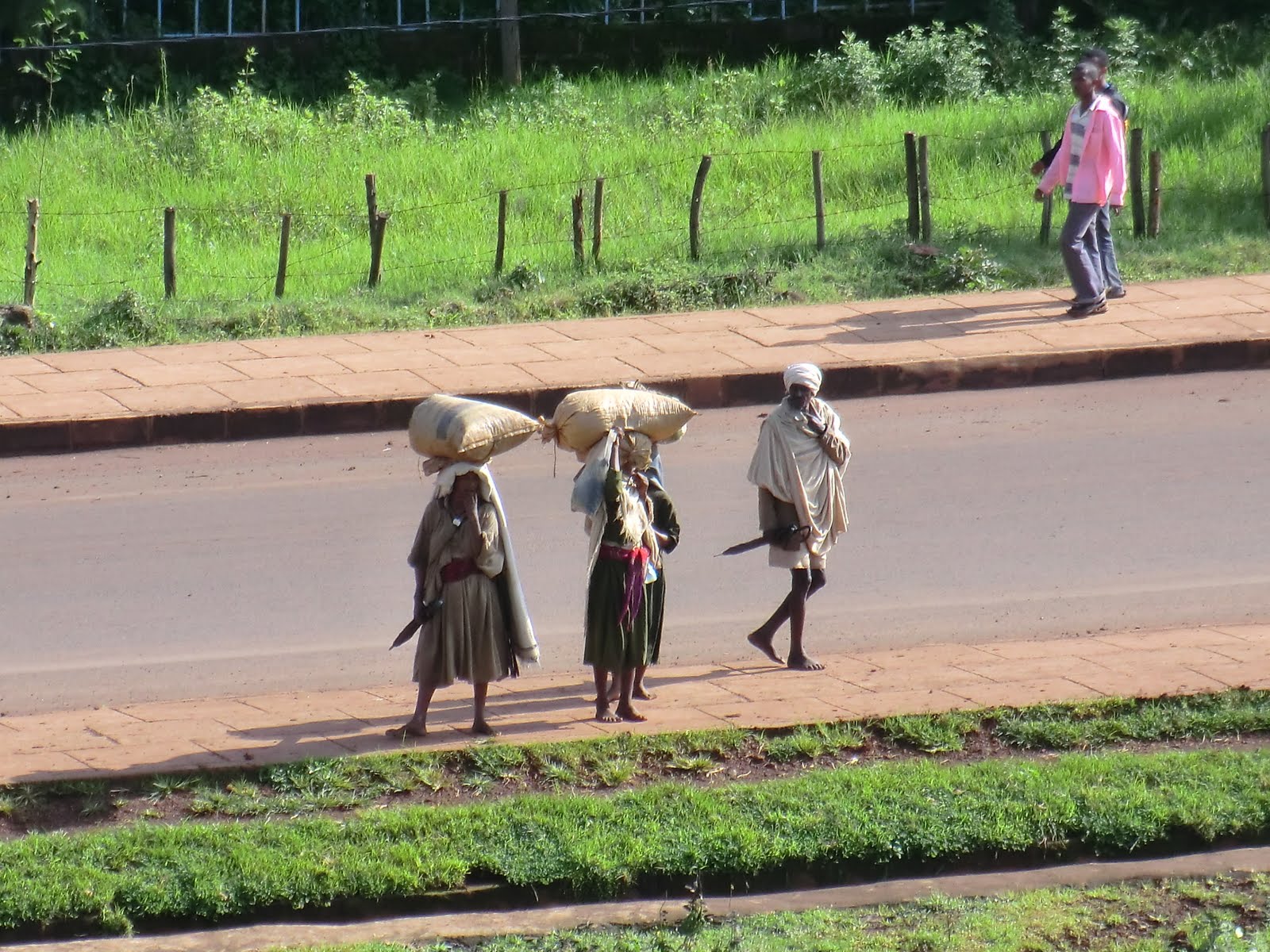 The World of Nickolândia: Women carrying things on their heads