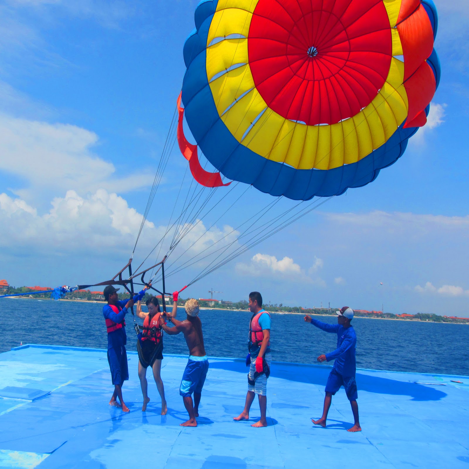 liburan wisata: Parasailing Tanjung Benoa Bali