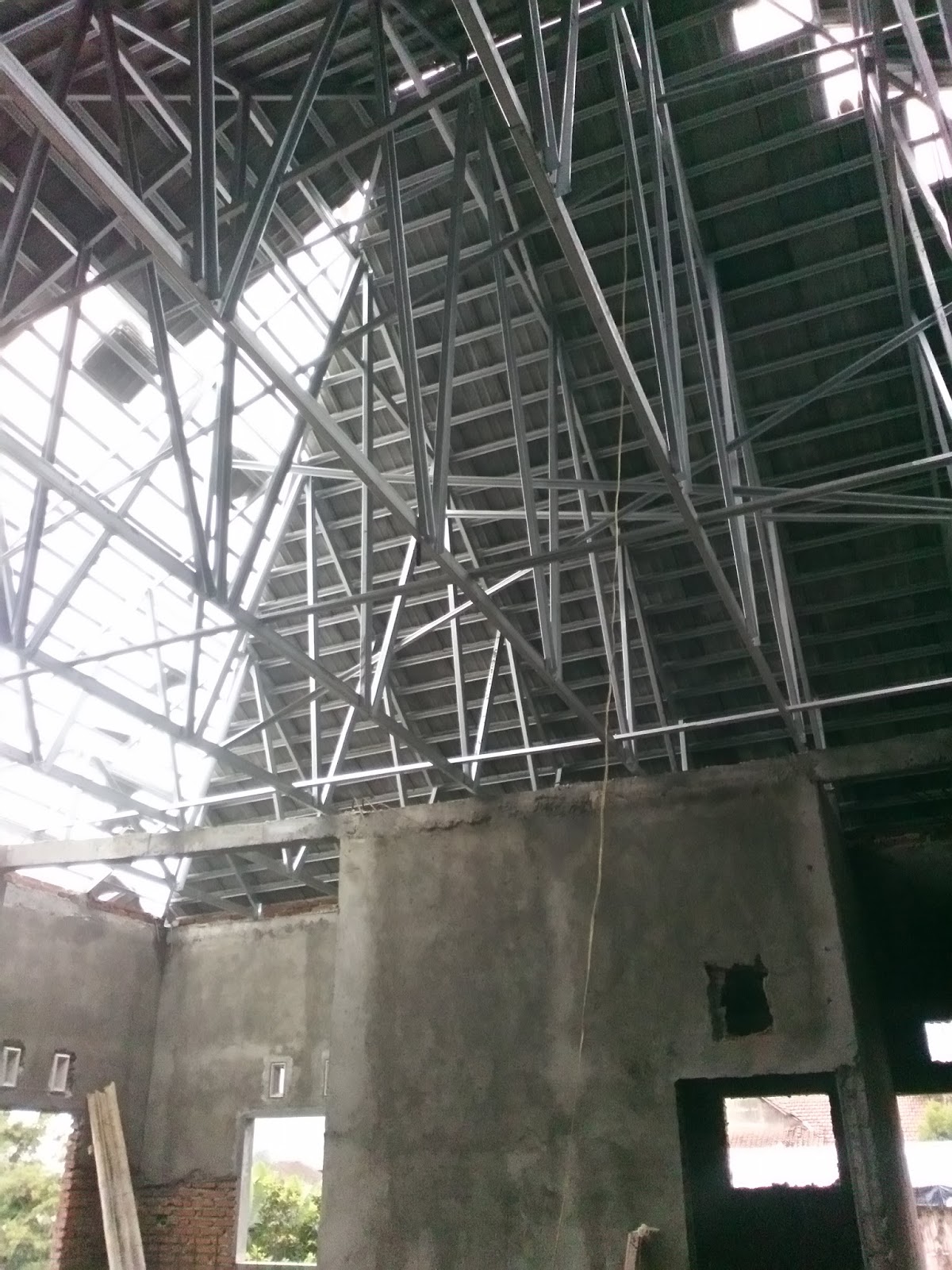 BAJA RINGAN SEBAGAI MATERIAL RANGKA ATAP ~ kontraktor bangunan malang