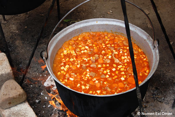 Arta Medievala: Ciorbă de bolovan