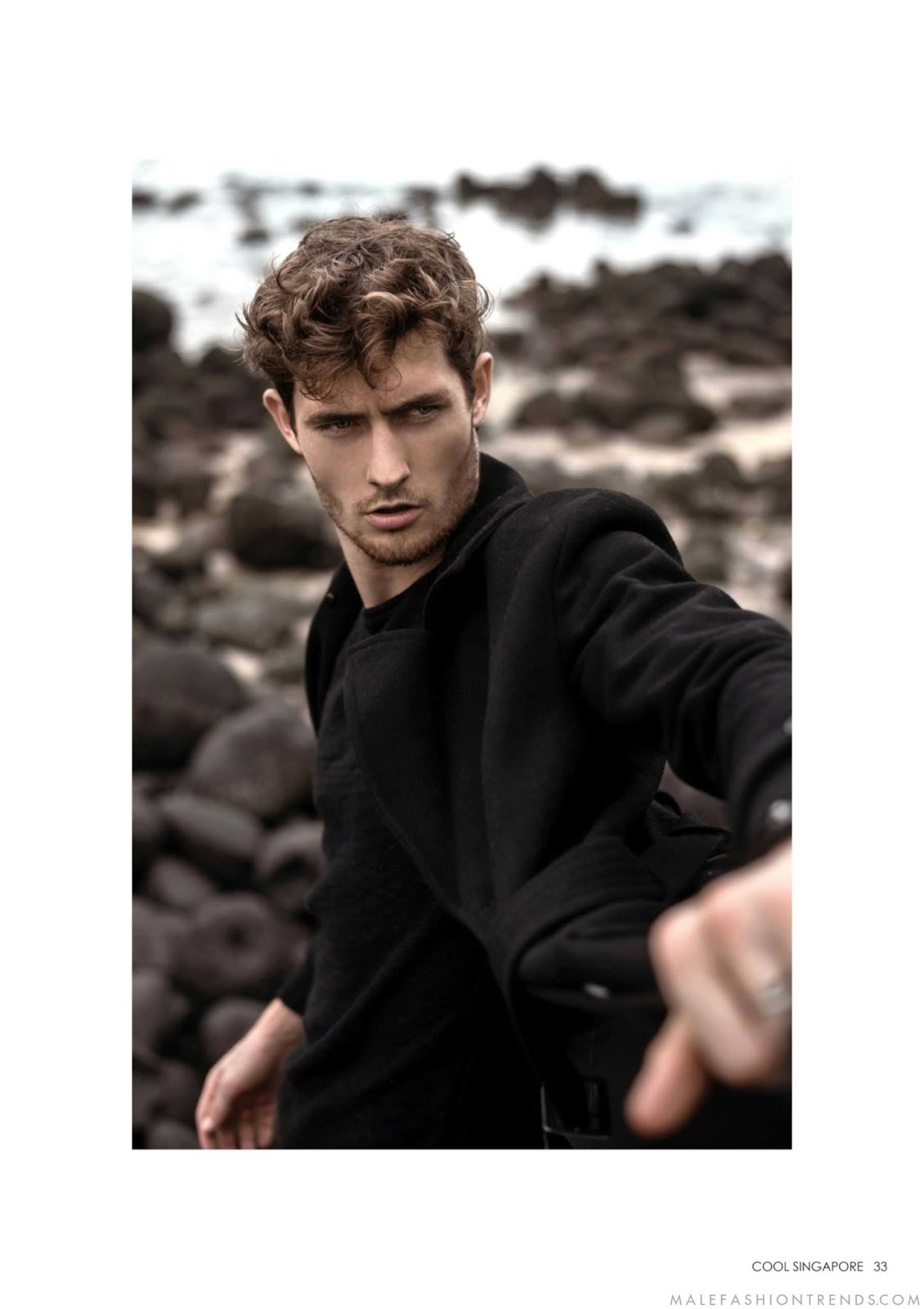 Josh Lee Knight posa en looks neutros para Cool Magazine Singapore en ...