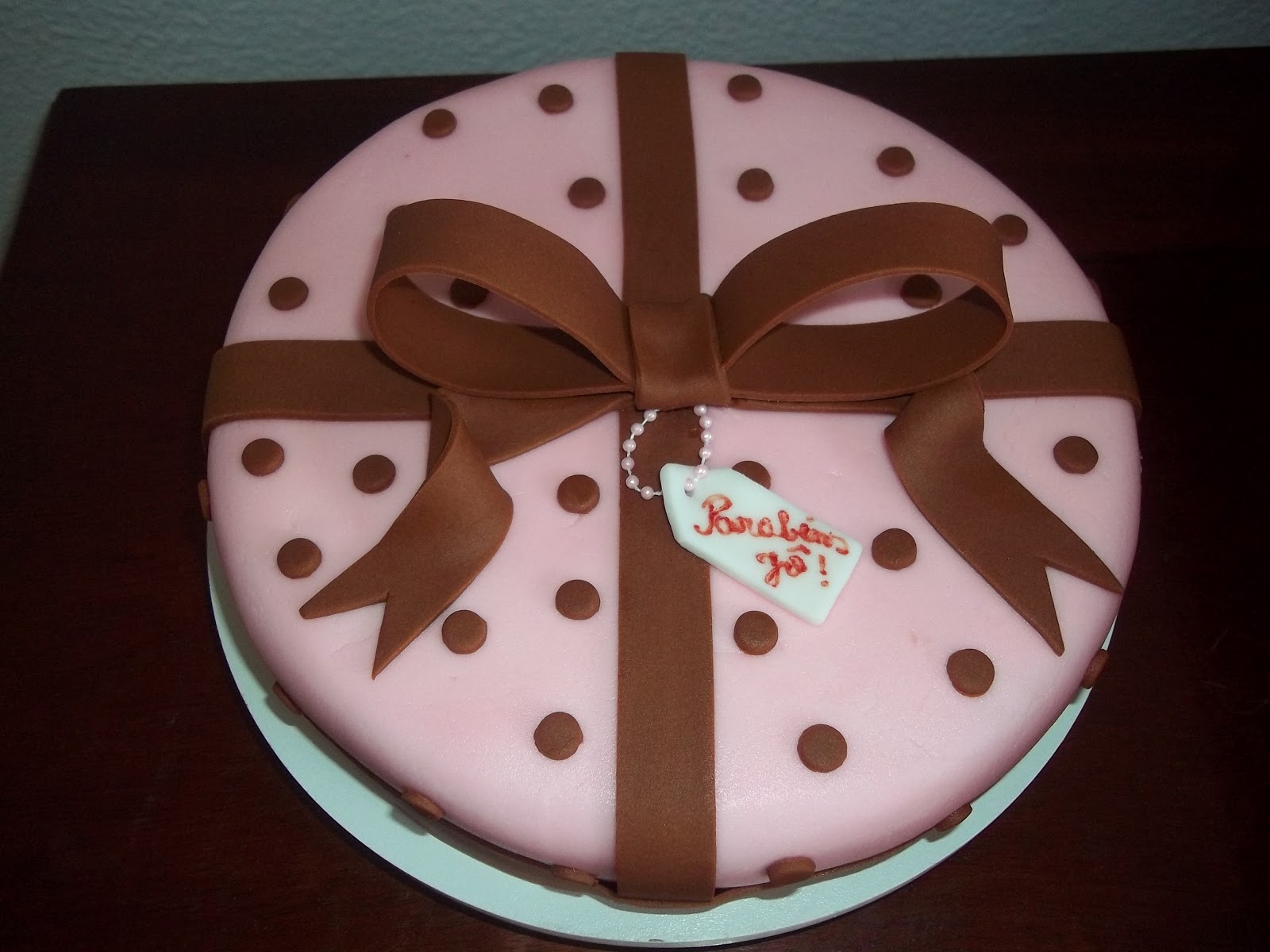 "MARGARIDA BOLOS ARTÍSTICOS".: Bolo Rosa de Laços e Bolinhas Marrom.