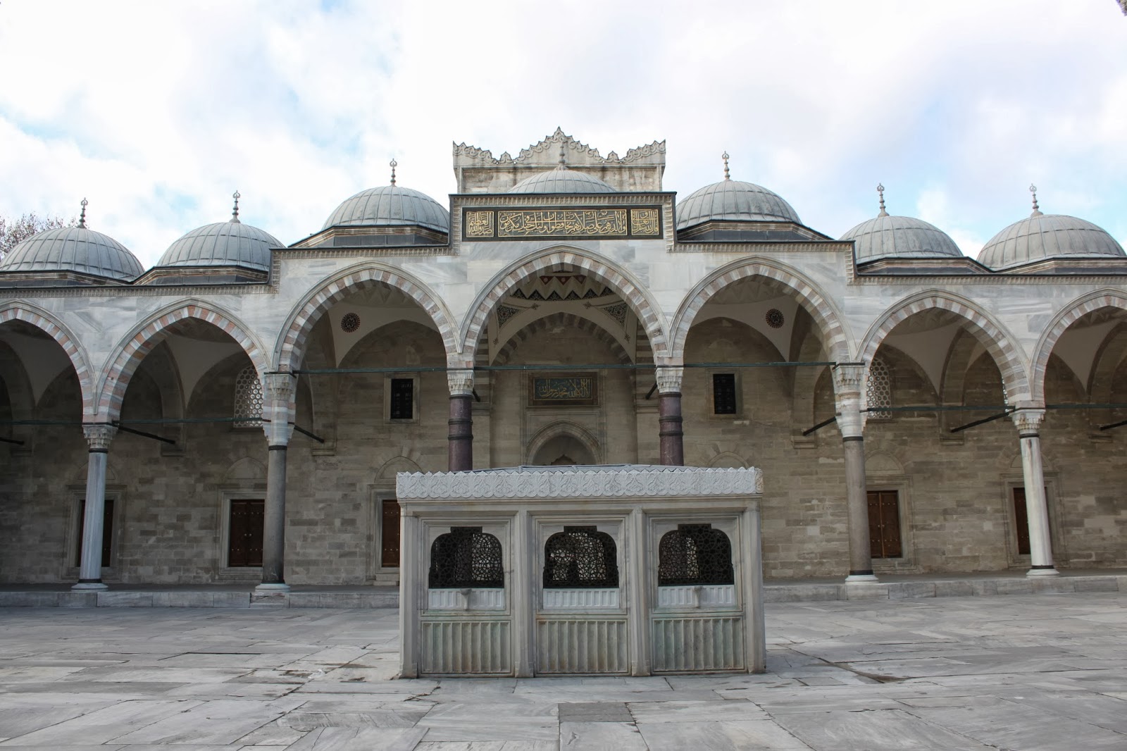 Sekk og Sandaler: BYEN MED DE TRETUSEN MOSKÈER