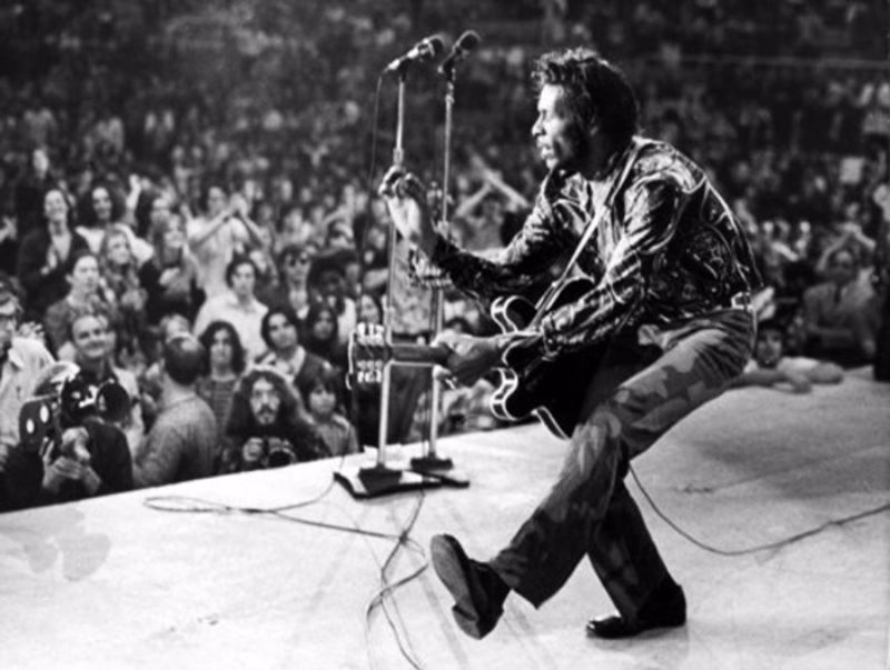 20 Interesting Photographs of Chuck Berry Shows Off His Legendary Duck ...