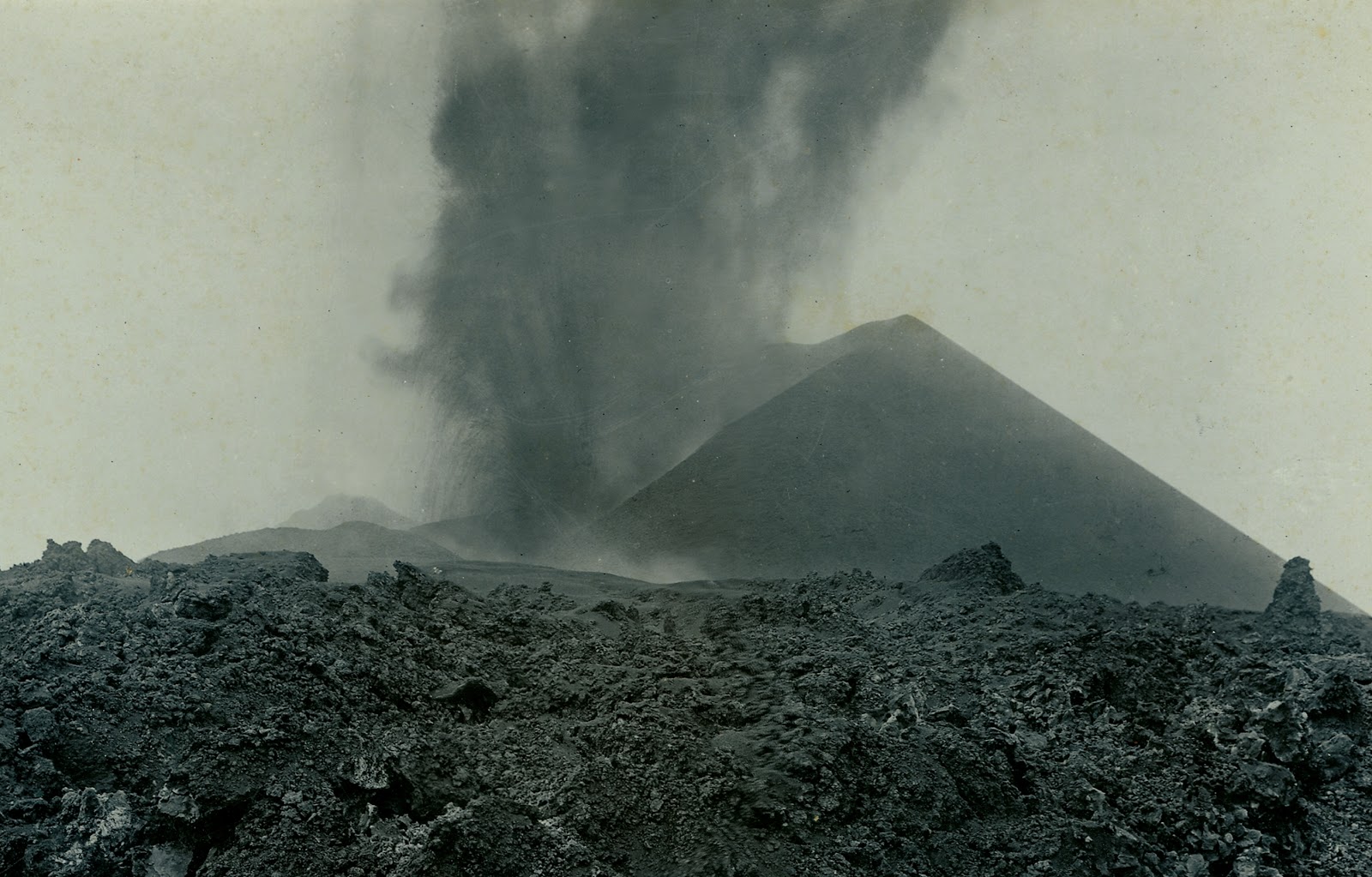 Canary Island in history: 1909. Erupción del volcán Chinyero en Tenerife