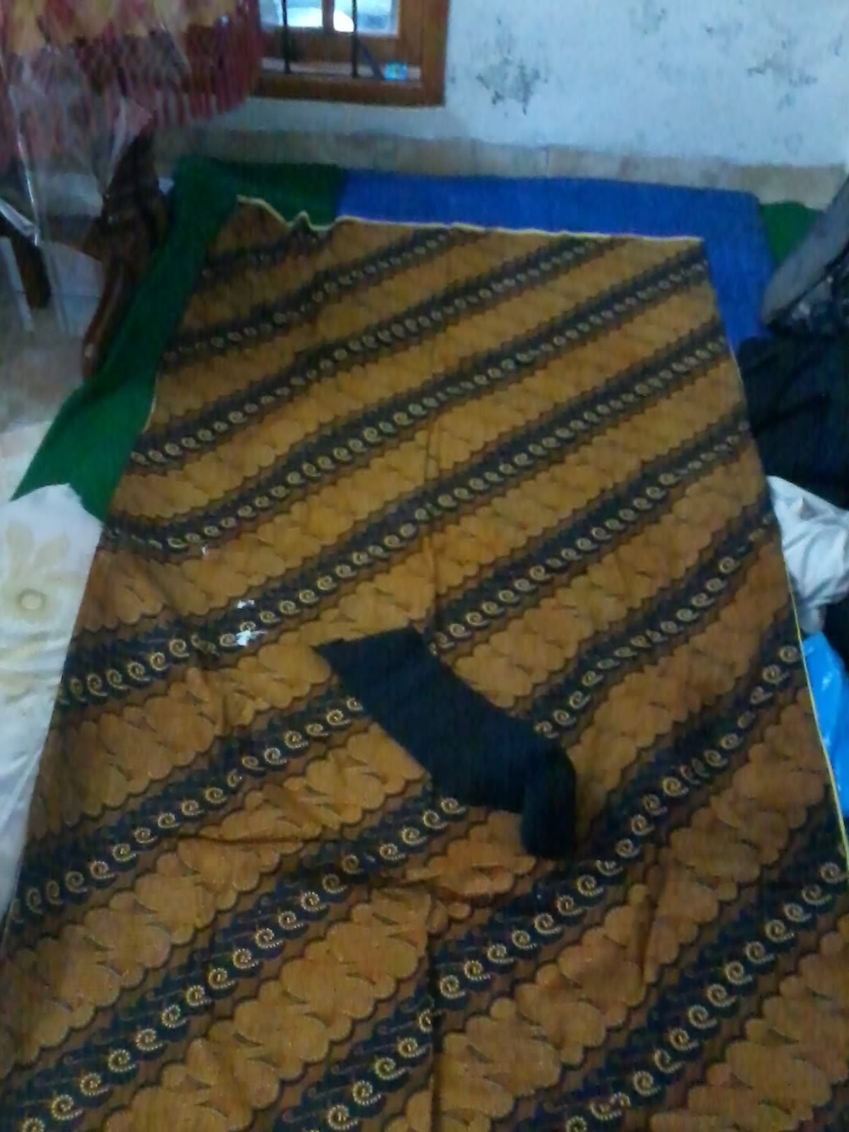 YUSUF NORMAN: PERBEDAAN SARUNG, SAMPING, JARIK