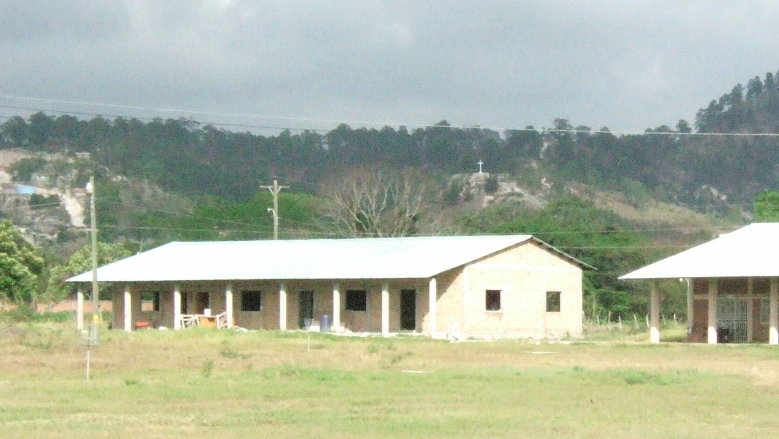 St Peter's in Honduras 2013: Photos - the clinic building at Manuelito ...