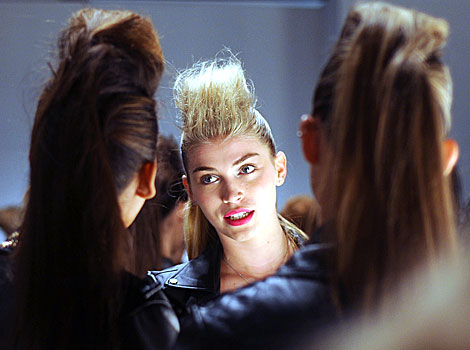 "Hair-raising" nghĩa là gì?