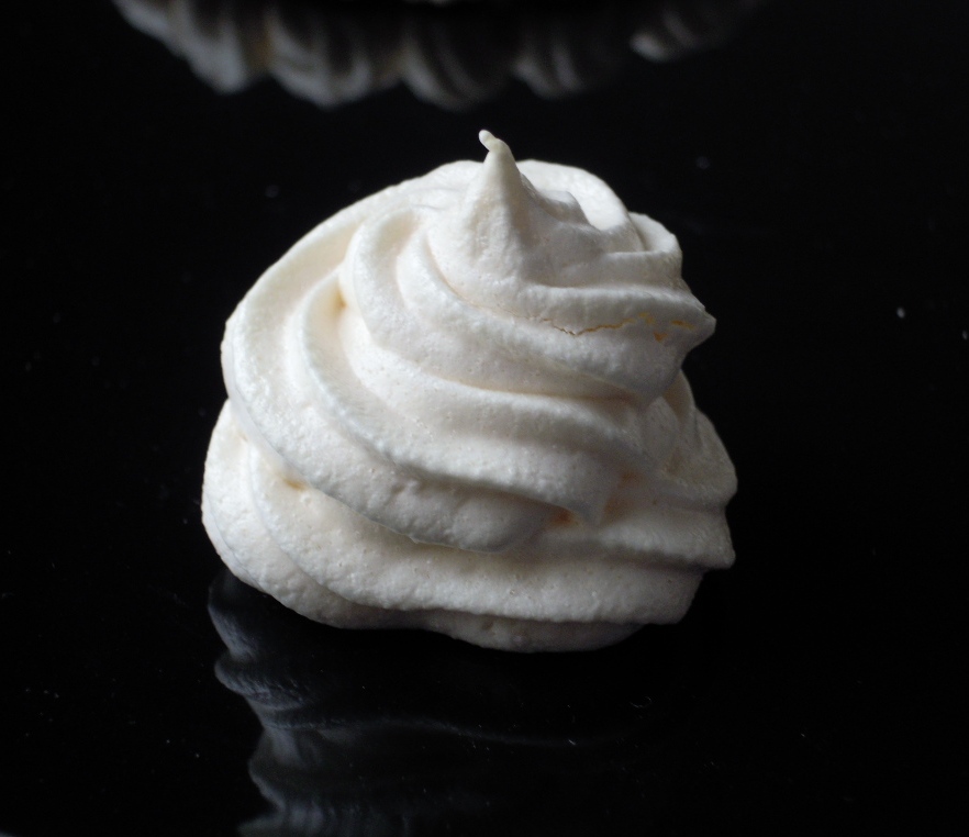 SUCRISSIME: Meringues à la vanille - Macarons de 1776 - Crèmes brûlées ...