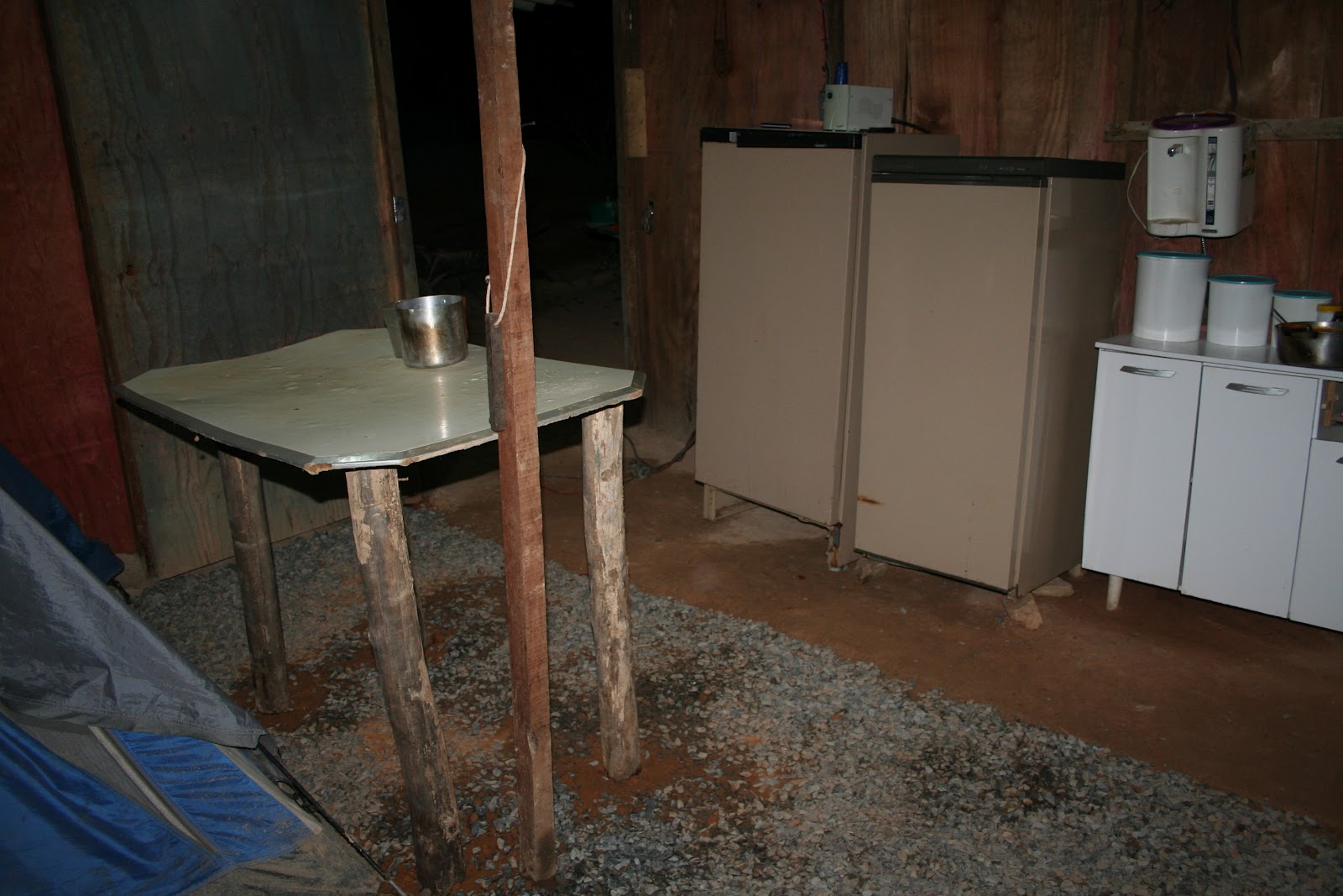 RANCHO CASTELO DE AMOR: Barraco de madeira – nosso abrigo temporário.