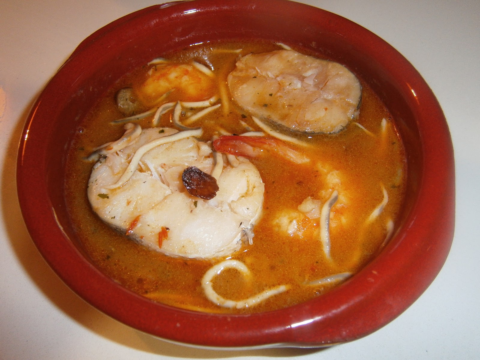 Merluza con gula y gambas.