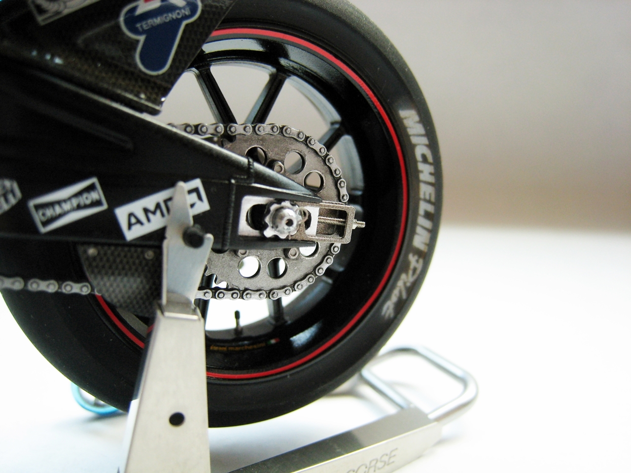 1/12的世界：DUCATI Desmosedici GP4 by 盧彥文