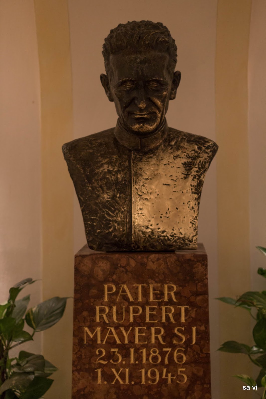 sacerdos viennensis: Gewidmet den Besuchern aus Germanien: Am Grab des ...