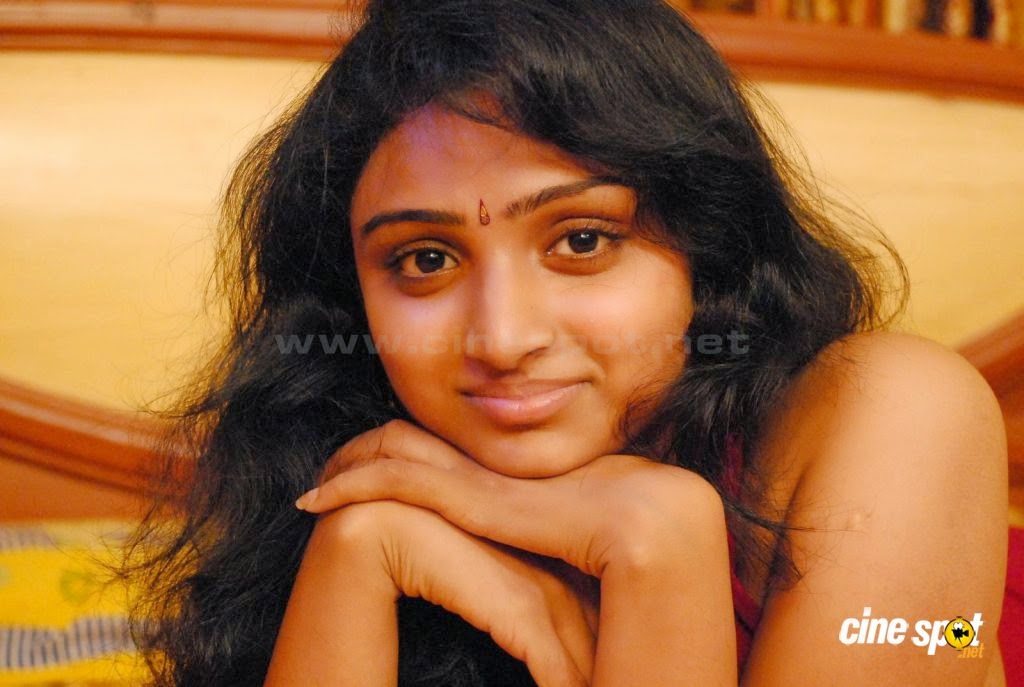 Glam Gallery: Waheeda in bed with red hot dress in Aragarigam movie