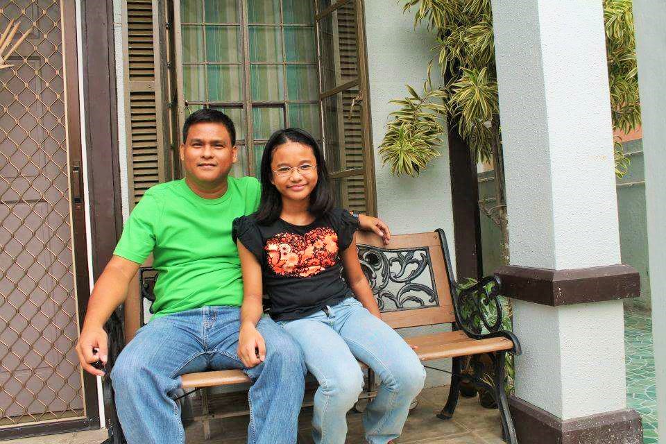 Adorable Filipino Dad Shares Series of Photos with his Daughter Sitting ...