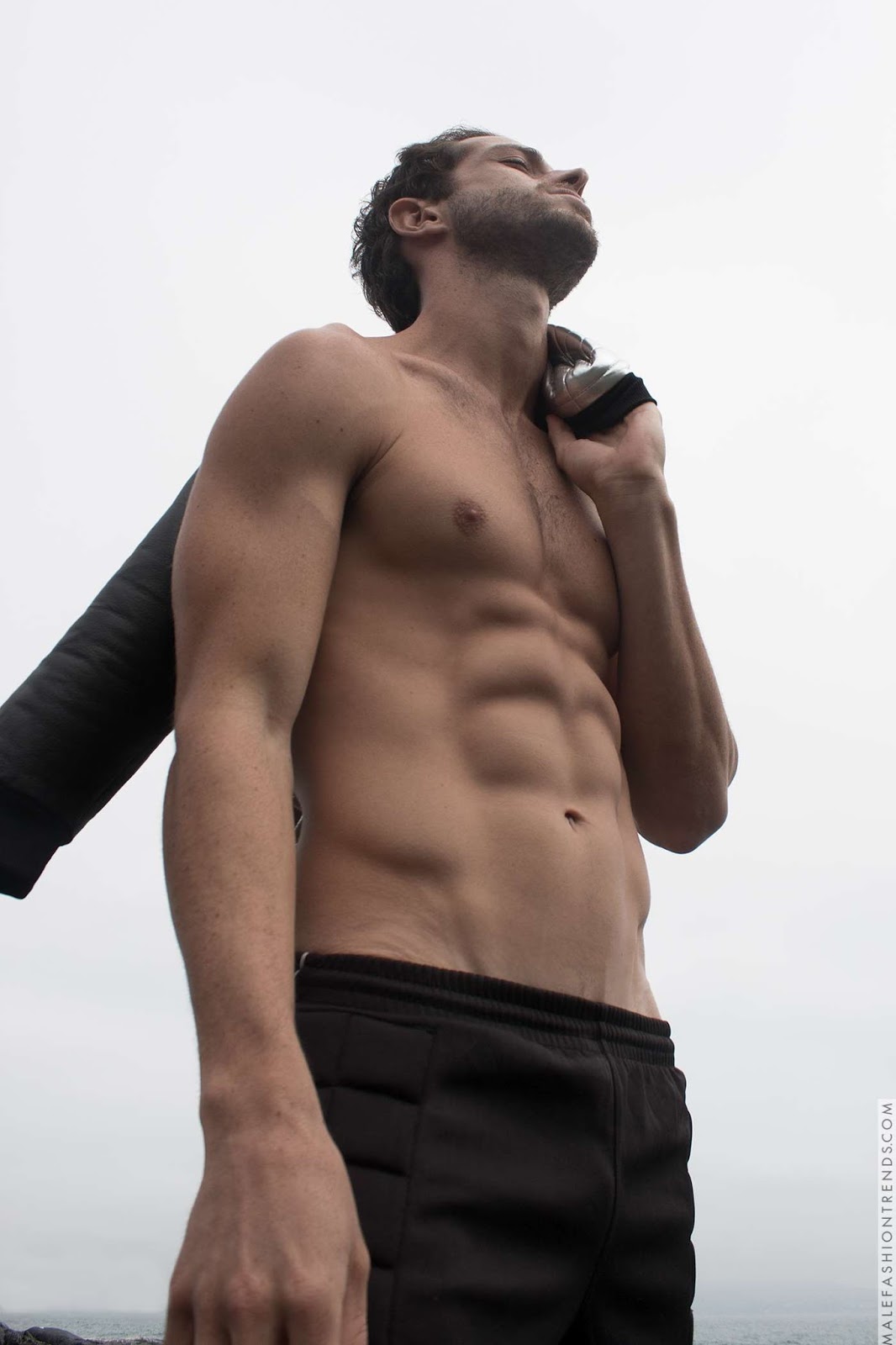 'Descend' una editorial con Caio Condi por Lester Villaroel