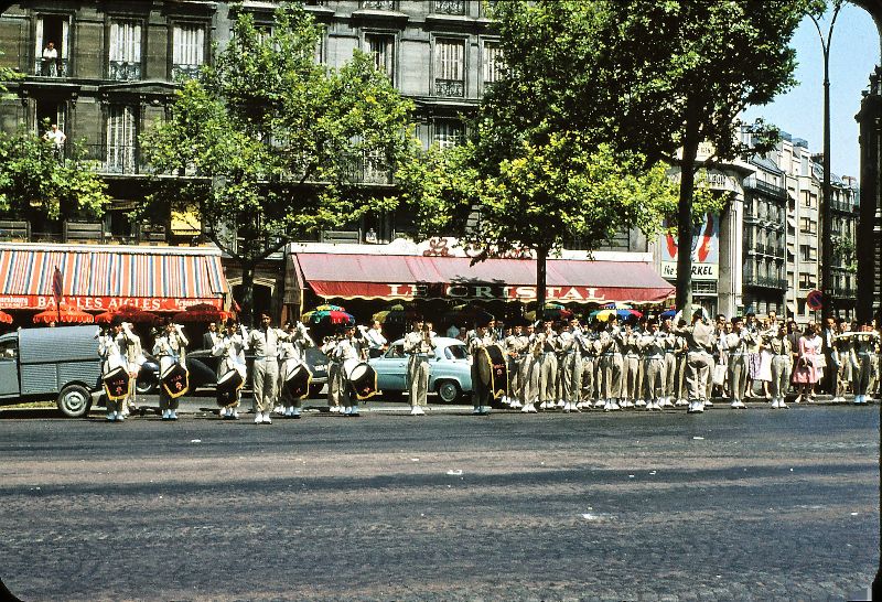 22 Fascinating Pictures That Capture Street Scenes of Paris in 1959 ...