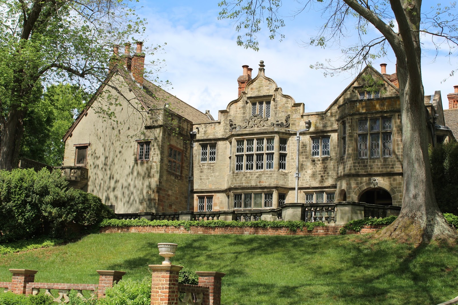 Royal Musings: And right next door to Agecroft Hall is Virginia House ...